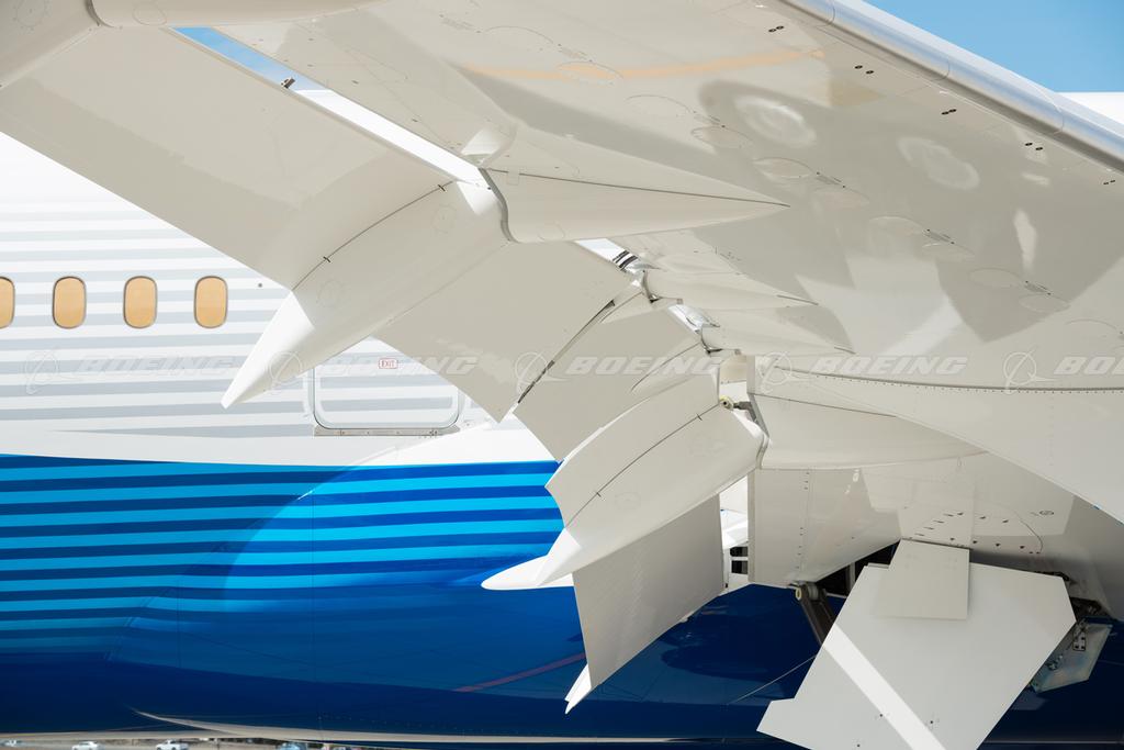 Boeing Images - 787-9 Dreamliner Fairing Flaps and Ailerons