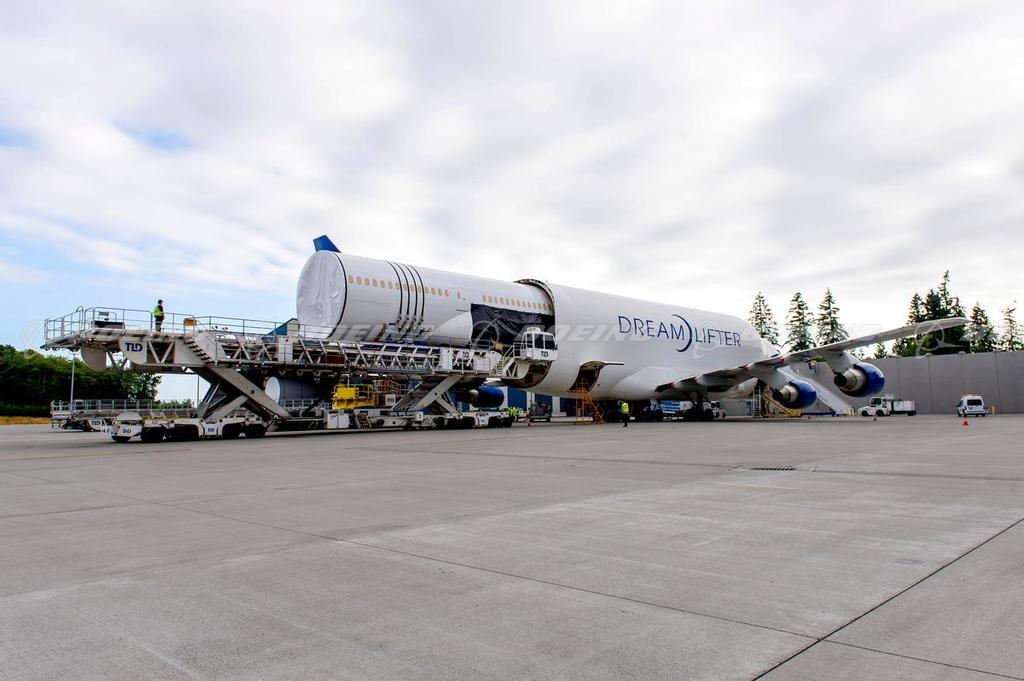 Boeing Images - Boeing Dreamlifter Unloading 787 Middle Body Sections