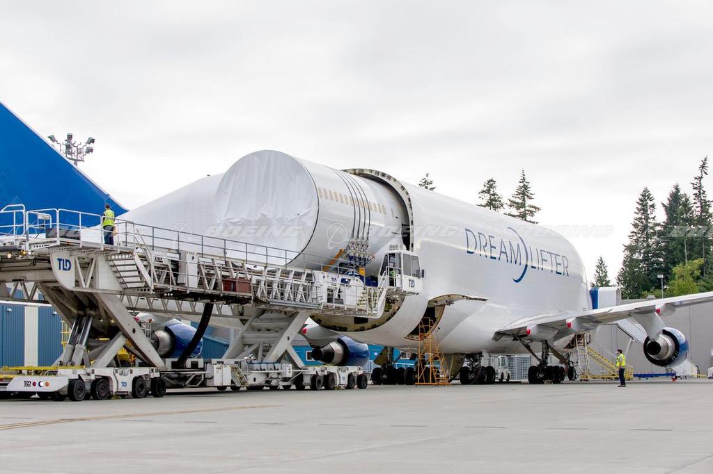 Boeing Images - Boeing Dreamlifter Unloading 787 Middle Body Sections