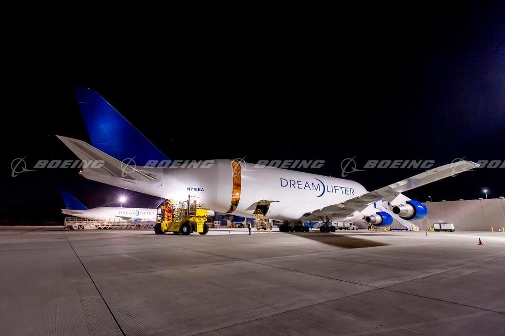 Boeing Images - Boeing Dreamlifter Unloading 787 Forward and Aft Sections
