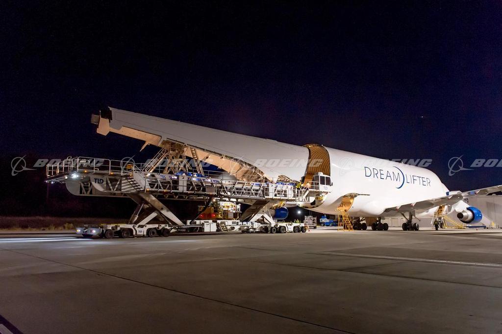 Boeing Images - Boeing Dreamlifter Unloading 787 Wings
