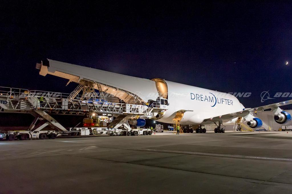Boeing Images - Boeing Dreamlifter Unloading 787 Wings