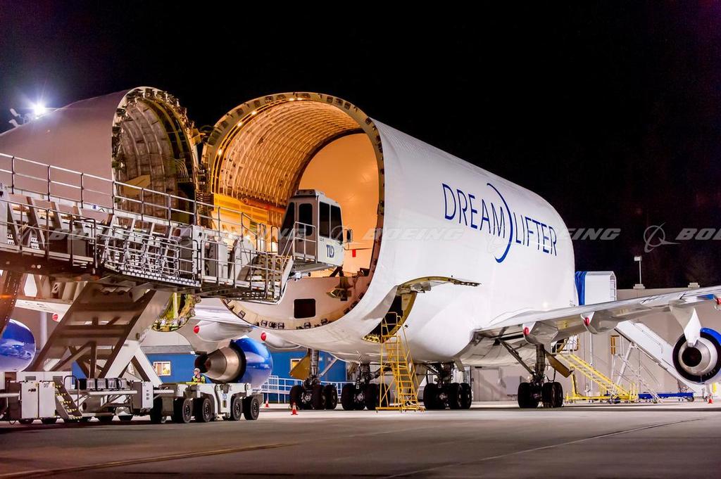 Boeing Images - Boeing Dreamlifter Unloading 787 Forward and Aft Sections