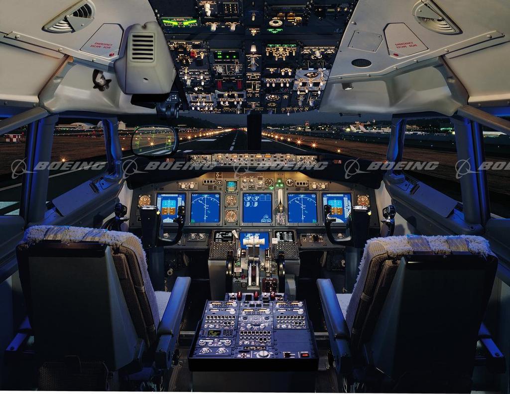 Boeing Images - 737-800 Flight Deck, with Heads-Up Display
