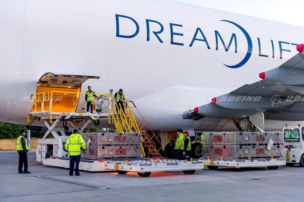 Boeing Images - Boeing Dreamlifter Unloading 787 Wings
