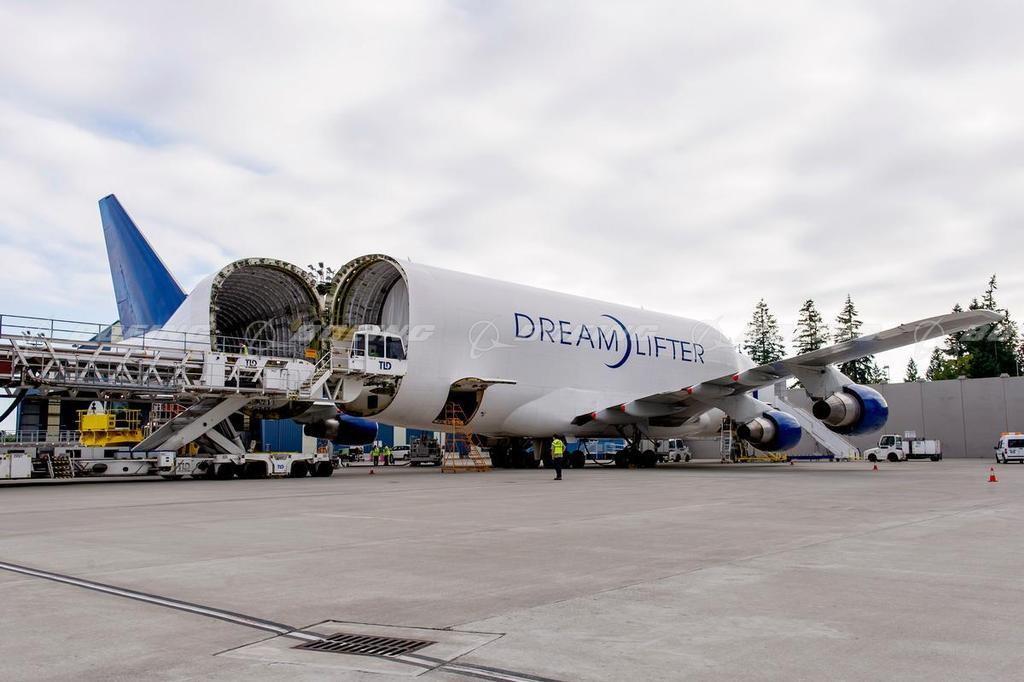 Boeing Images - Boeing Dreamlifter Unloading 787 Middle Body Sections
