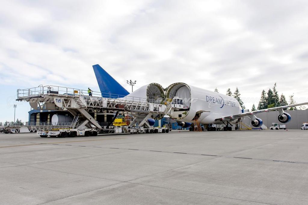 Boeing Images - Boeing Dreamlifter Unloading 787 Middle Body Sections