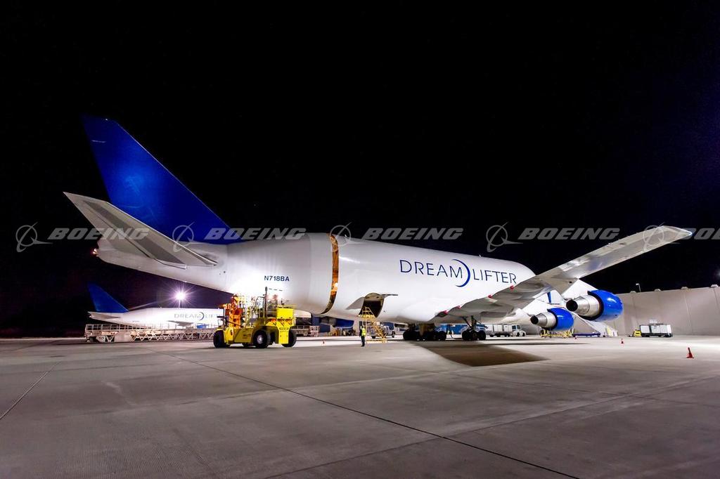 Boeing Images - Boeing Dreamlifter Unloading 787 Forward and Aft Sections