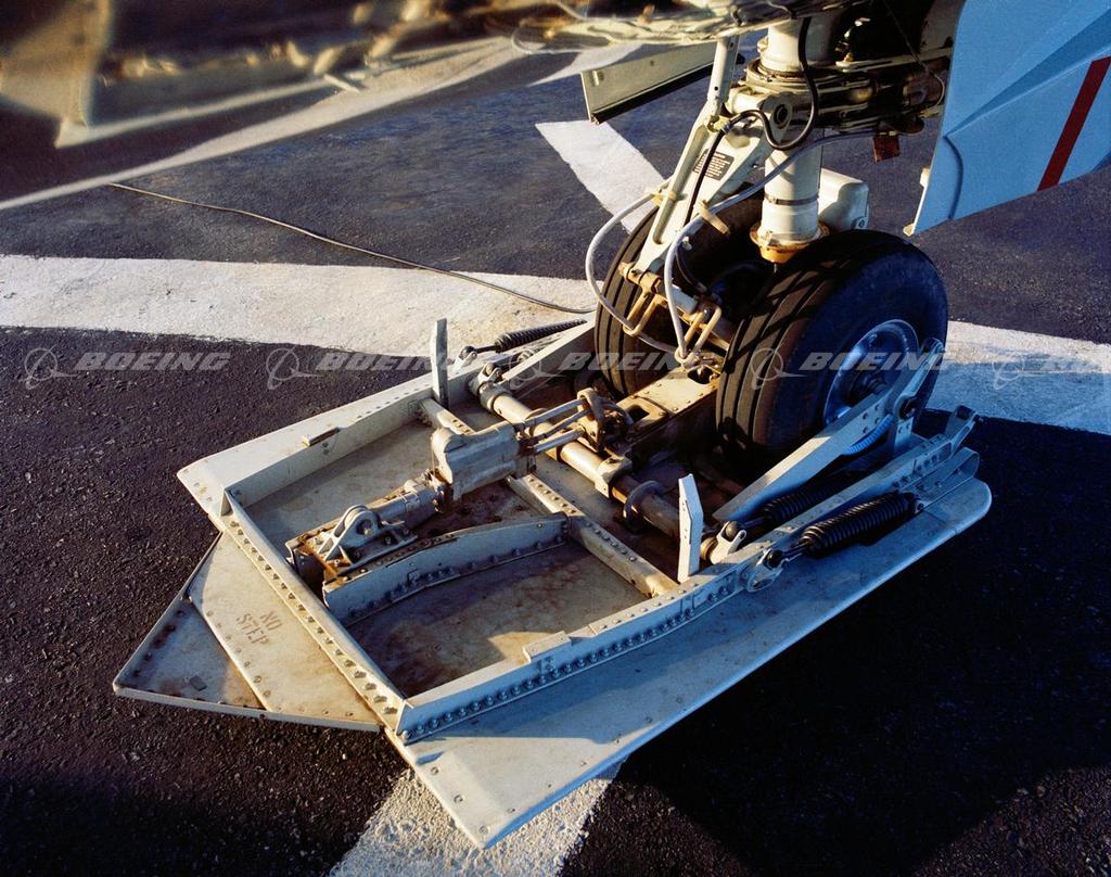 Boeing Images - 737-200 Landing Gear with Gravel Deflector Device