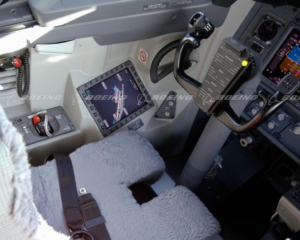 Boeing Images - EFB, Electronic Flight Bag in a 737-800 Flight Deck