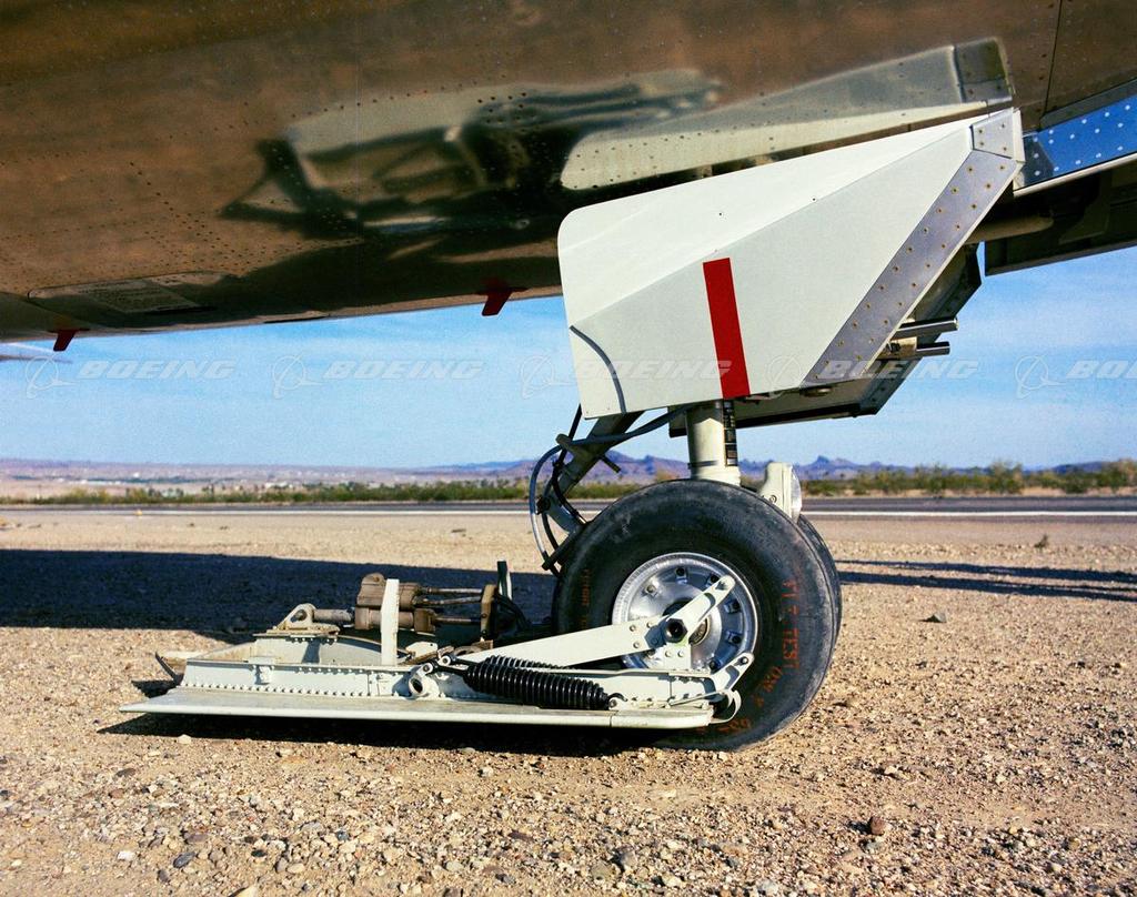 Boeing Images - 737-200 Landing Gear with Gravel Deflector Device