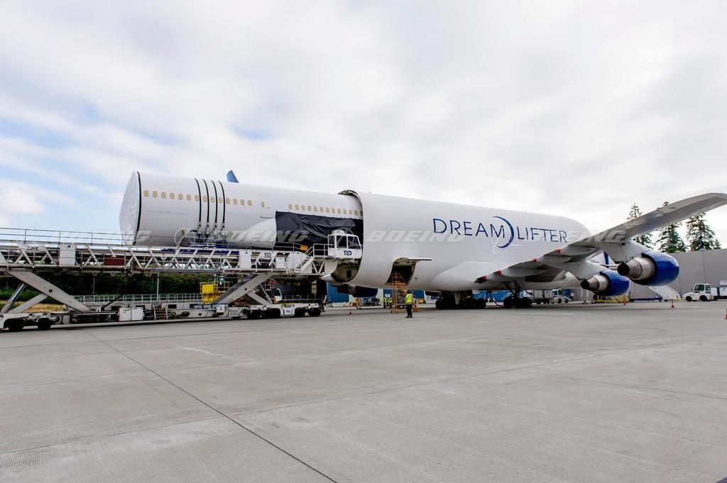 Boeing Images - Boeing Dreamlifter Unloading 787 Middle Body Sections
