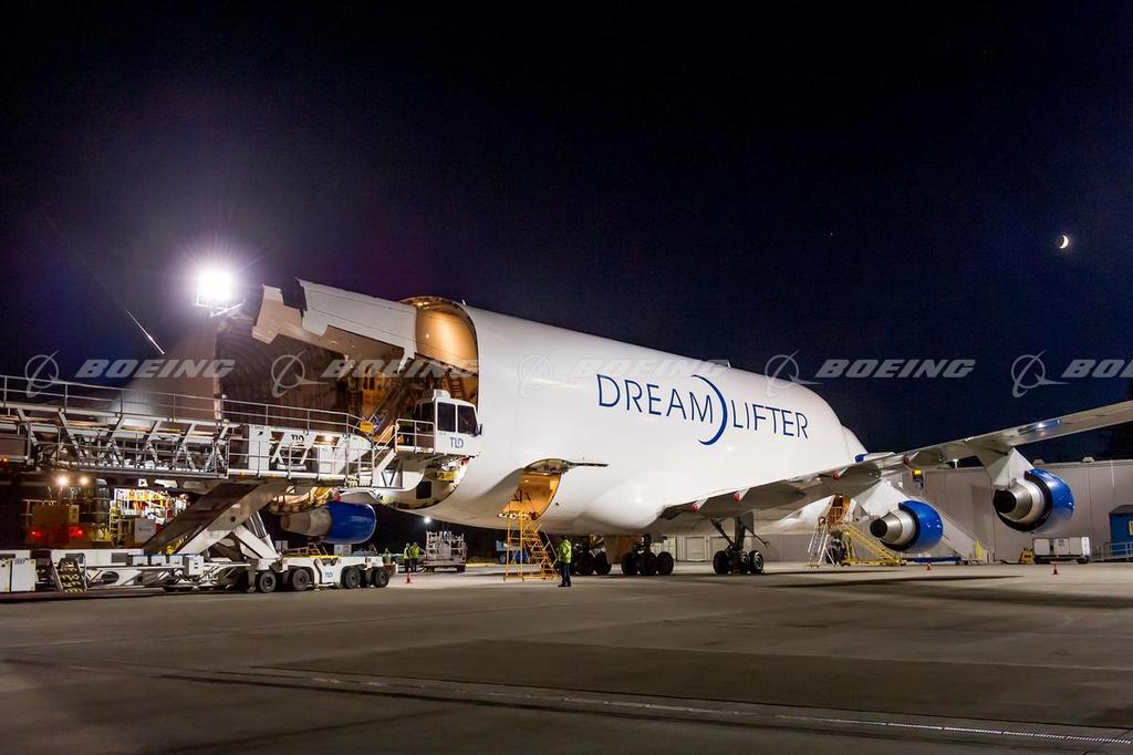 Boeing Images - Boeing Dreamlifter Unloading 787 Wings