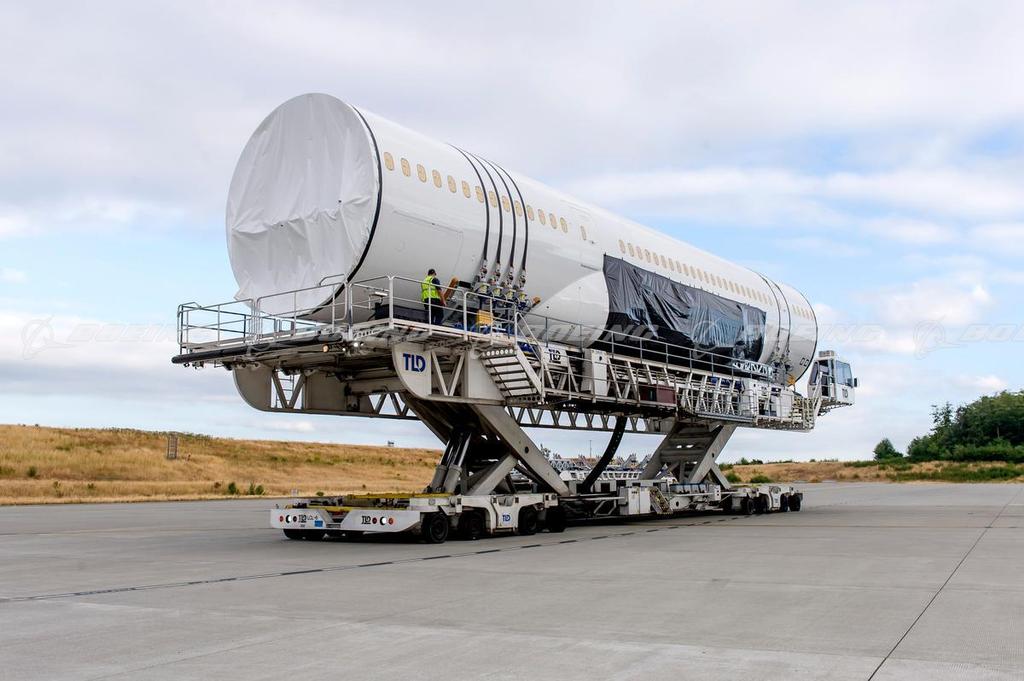 Boeing Images - Boeing Dreamlifter Unloading 787 Middle Body Sections