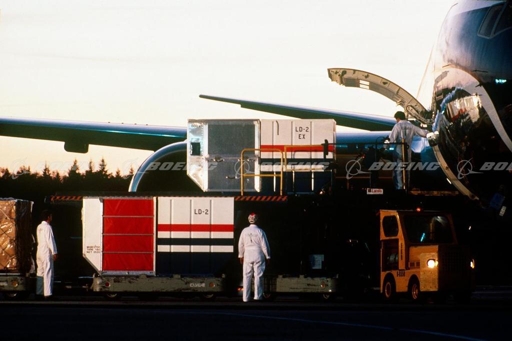 Boeing Images - 767-200 cargo loading