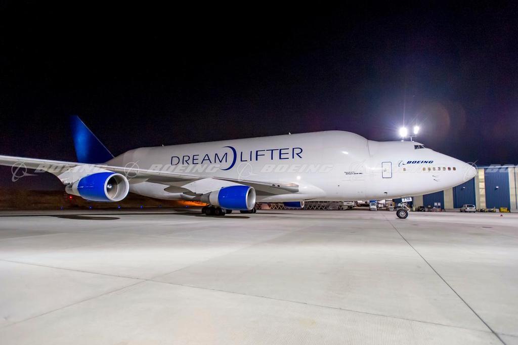 Boeing Images - Boeing Dreamlifter Unloading 787 Forward and Aft Sections