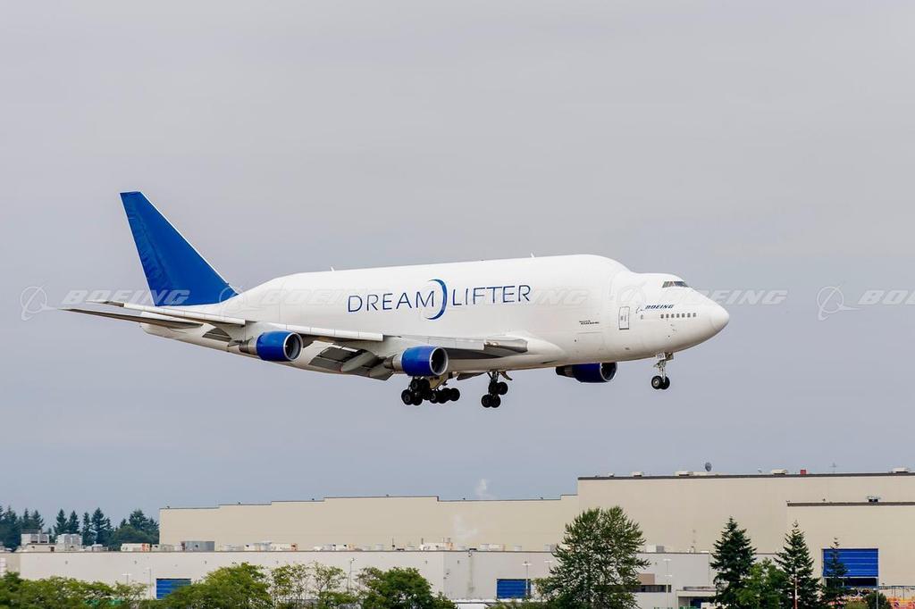 Boeing Images - Boeing Dreamlifter Unloading 787 Middle Body Sections