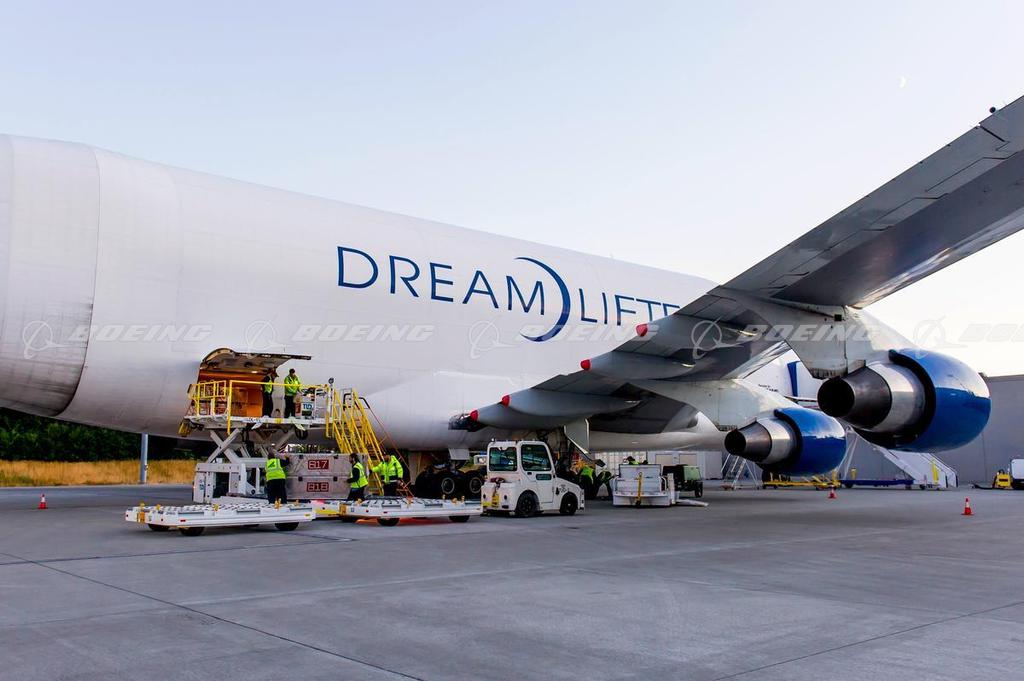 Boeing Images - Boeing Dreamlifter Unloading 787 Wings