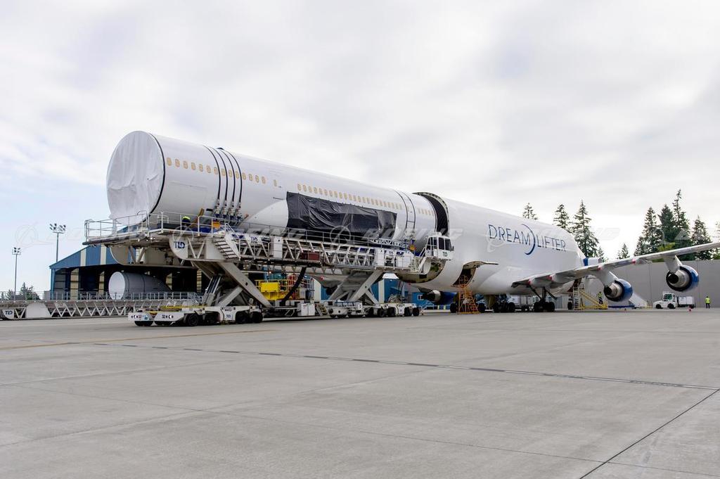 Boeing Images - Boeing Dreamlifter Unloading 787 Middle Body Sections