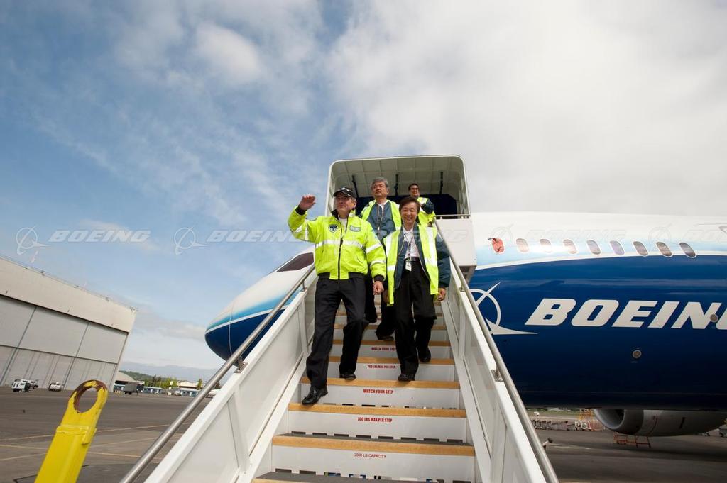 Boeing Images - ANA Pilots First Customer Crew to Fly Boeing 787 Dreamliner