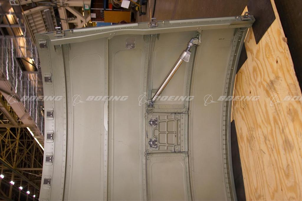 Boeing Images - Boeing 757-300 Engine Nacelle Cover