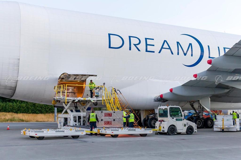 Boeing Images - Boeing Dreamlifter Unloading 787 Wings