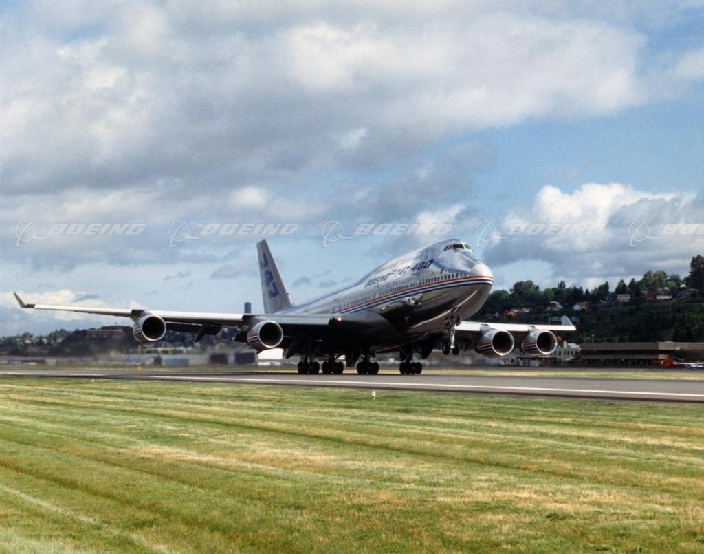 Boeing Images - 747-400 Boeing Field Takeoff