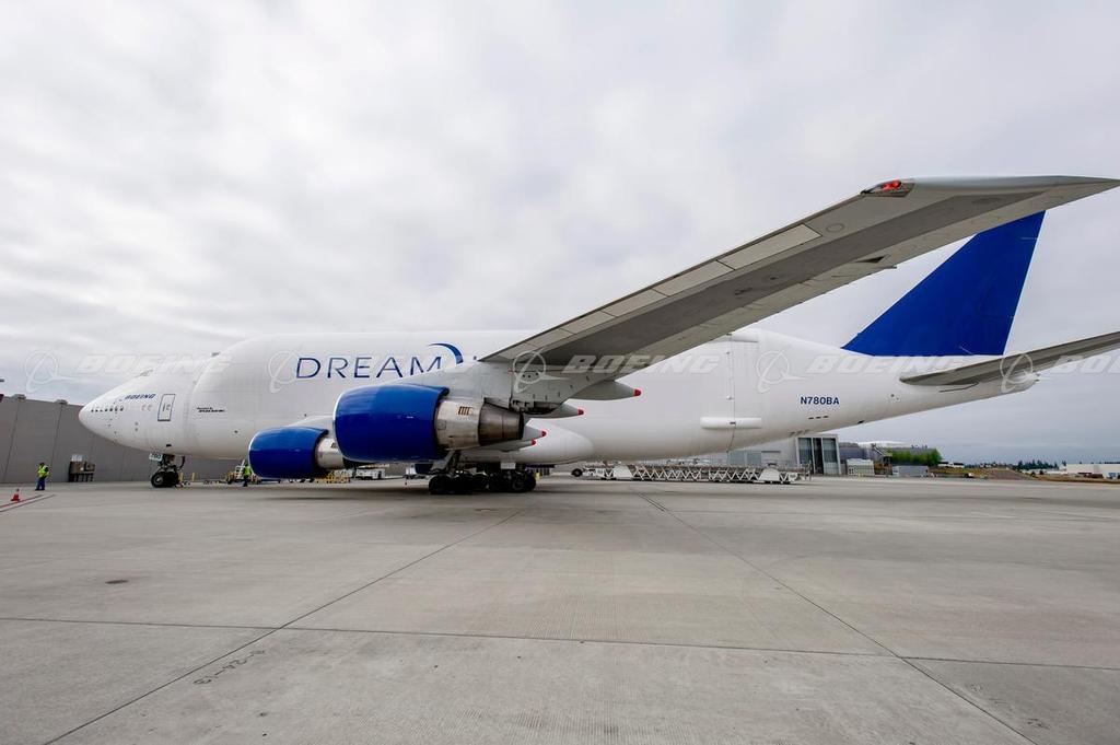 Boeing Images - Boeing Dreamlifter Unloading 787 Middle Body Sections