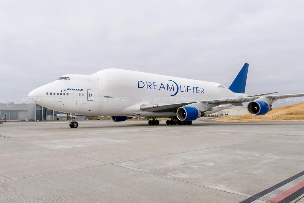 Boeing Images - Boeing Dreamlifter Unloading 787 Middle Body Sections