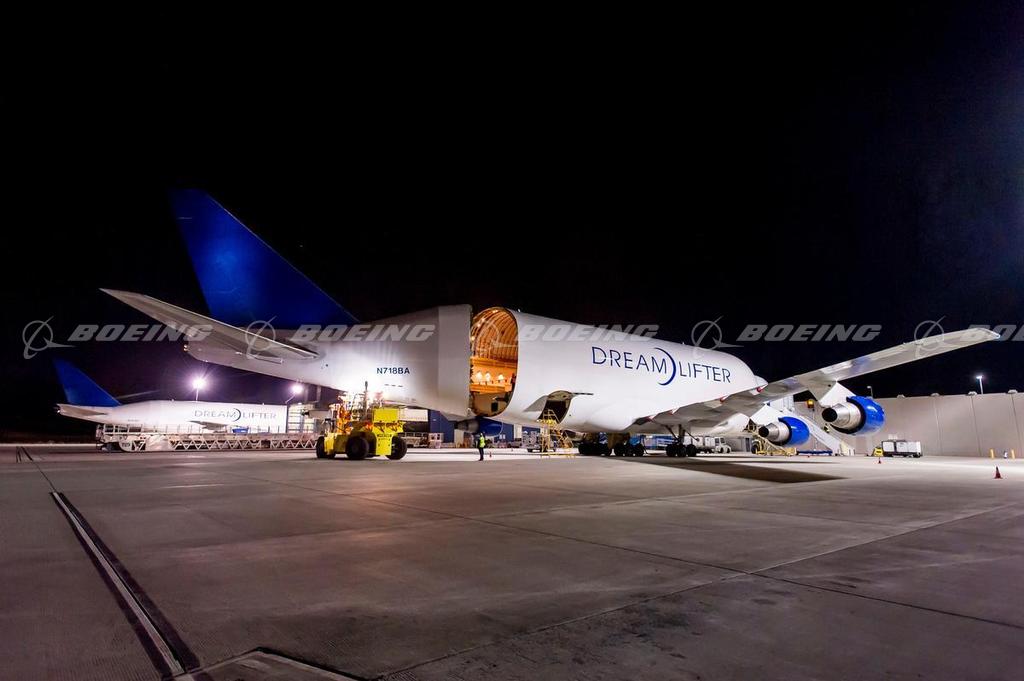 Boeing Images - Boeing Dreamlifter Unloading 787 Forward and Aft Sections