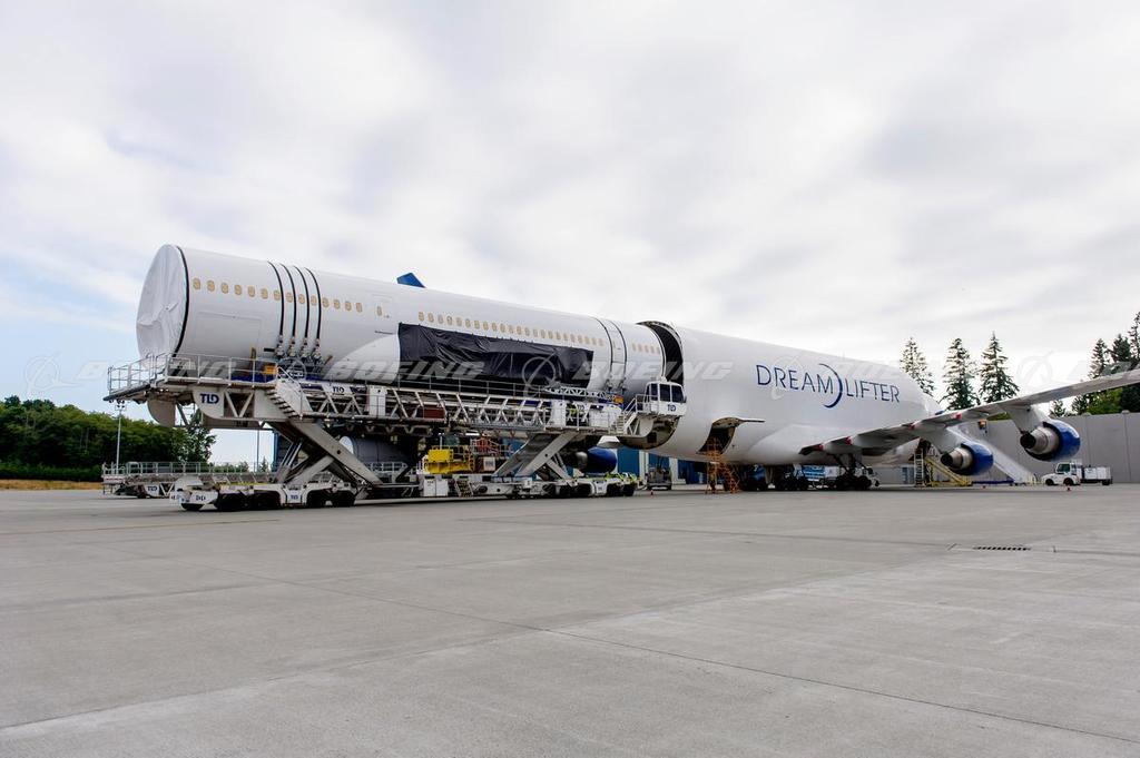 Boeing Images - Boeing Dreamlifter Unloading 787 Middle Body Sections