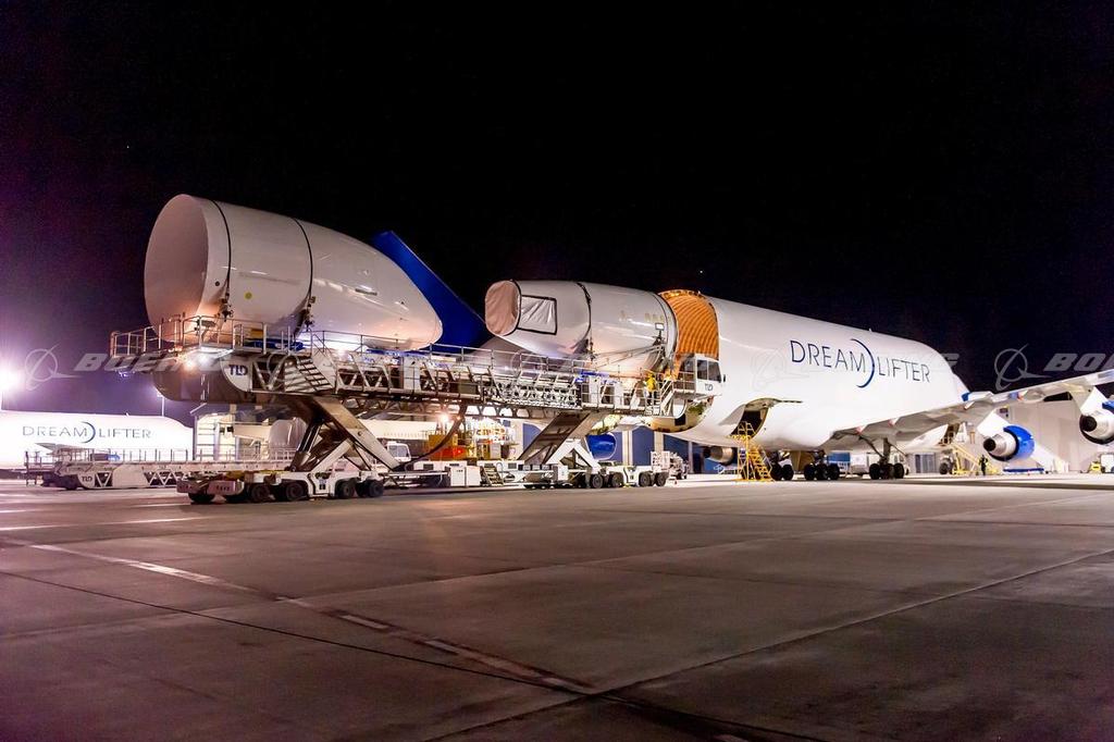 Boeing Images - Boeing Dreamlifter Unloading 787 Forward and Aft Sections