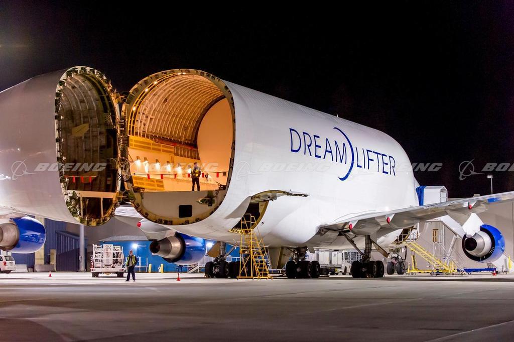 Boeing Images - Boeing Dreamlifter Unloading 787 Forward and Aft Sections
