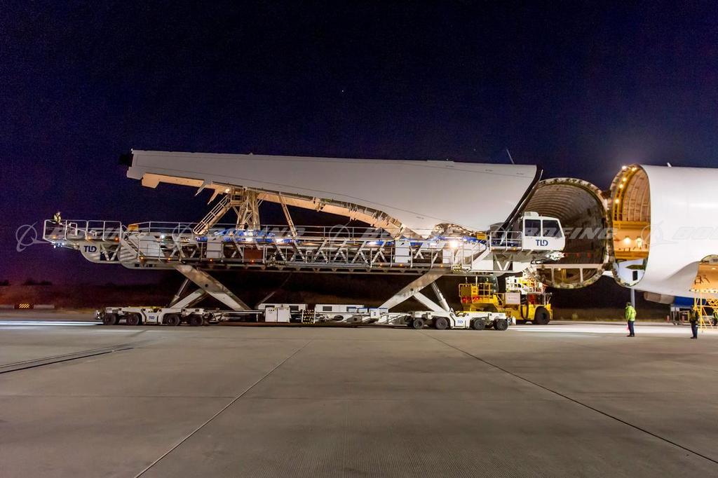 Boeing Images - Boeing Dreamlifter Unloading 787 Wings