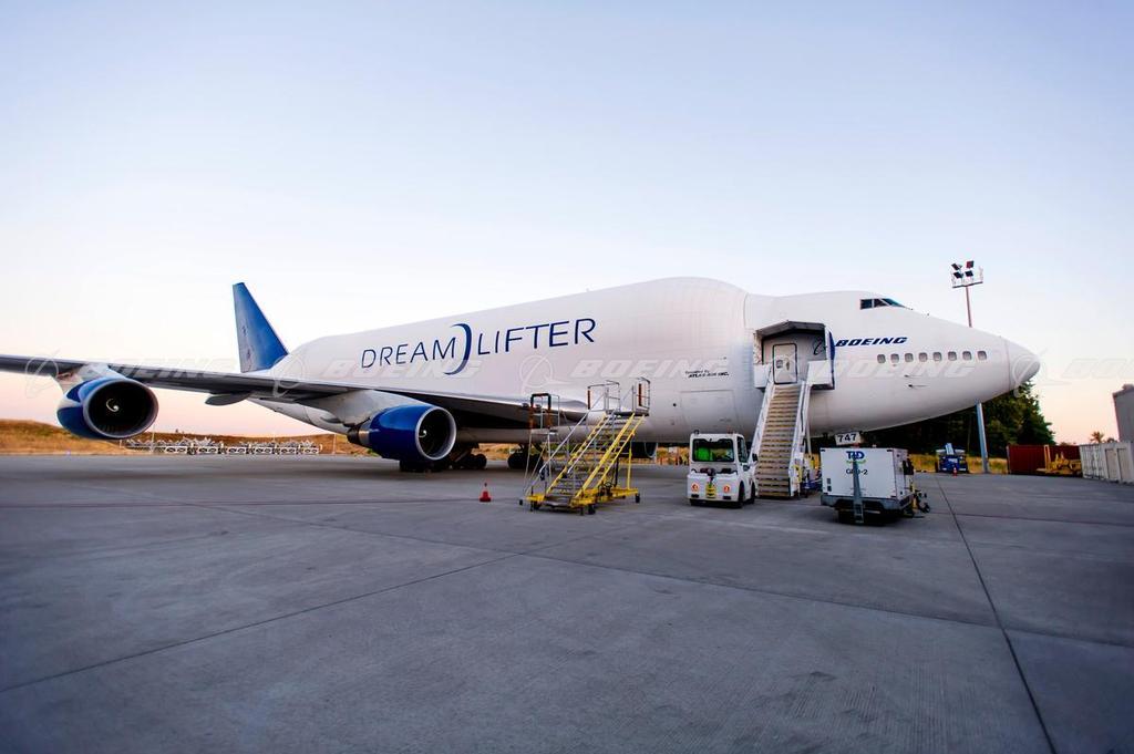 Boeing Images - Boeing Dreamlifter Unloading 787 Wings