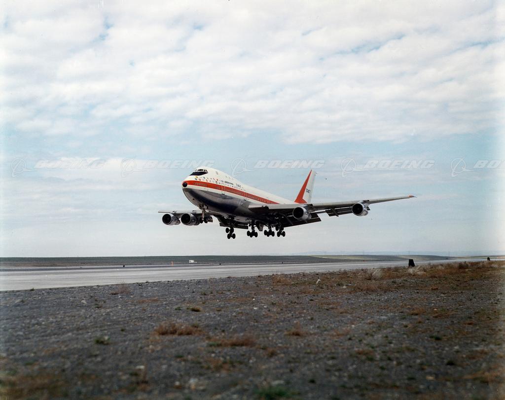 Boeing Images - 747-100 Landing