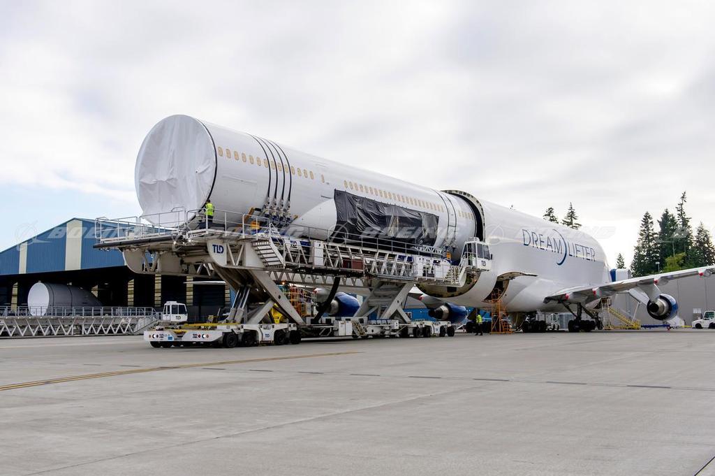 Boeing Images - Boeing Dreamlifter Unloading 787 Middle Body Sections