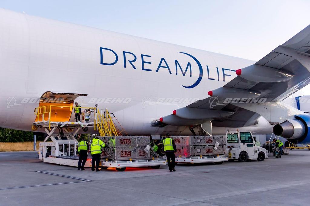 Boeing Images - Boeing Dreamlifter Unloading 787 Wings