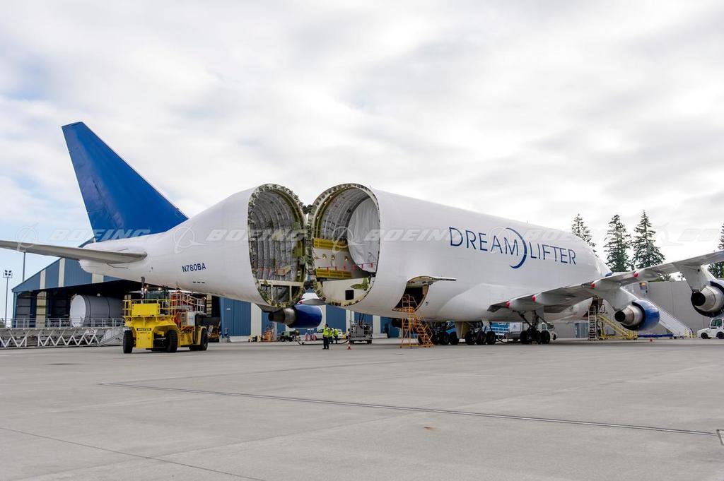 Boeing Images - Boeing Dreamlifter Unloading 787 Middle Body Sections
