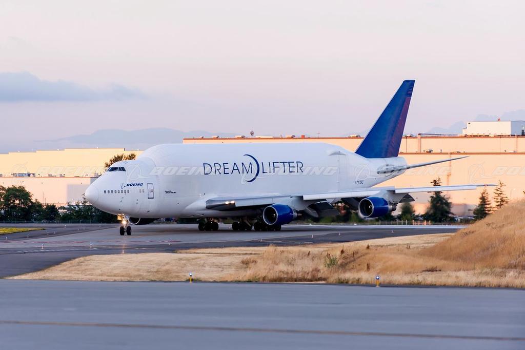 Boeing Images - Boeing Dreamlifter Unloading 787 Wings