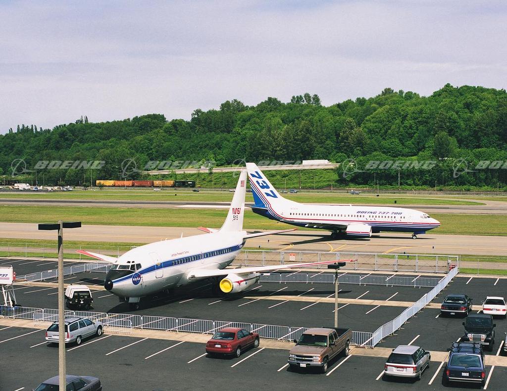 Boeing Images - 737-700 and the NASA 737-200 at Boeing Field