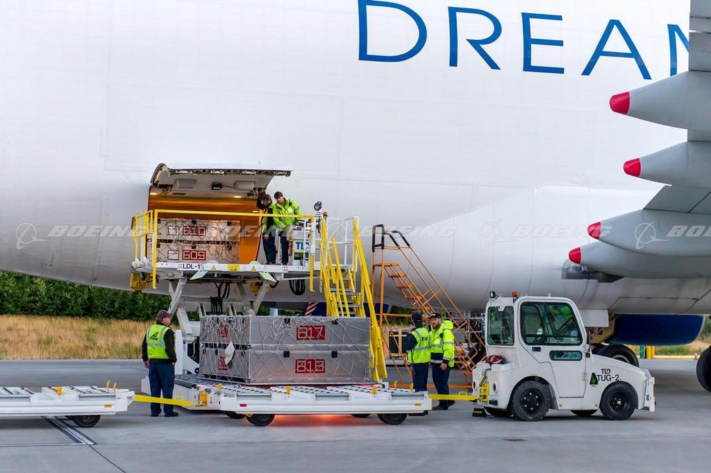 Boeing Images - Boeing Dreamlifter Unloading 787 Wings
