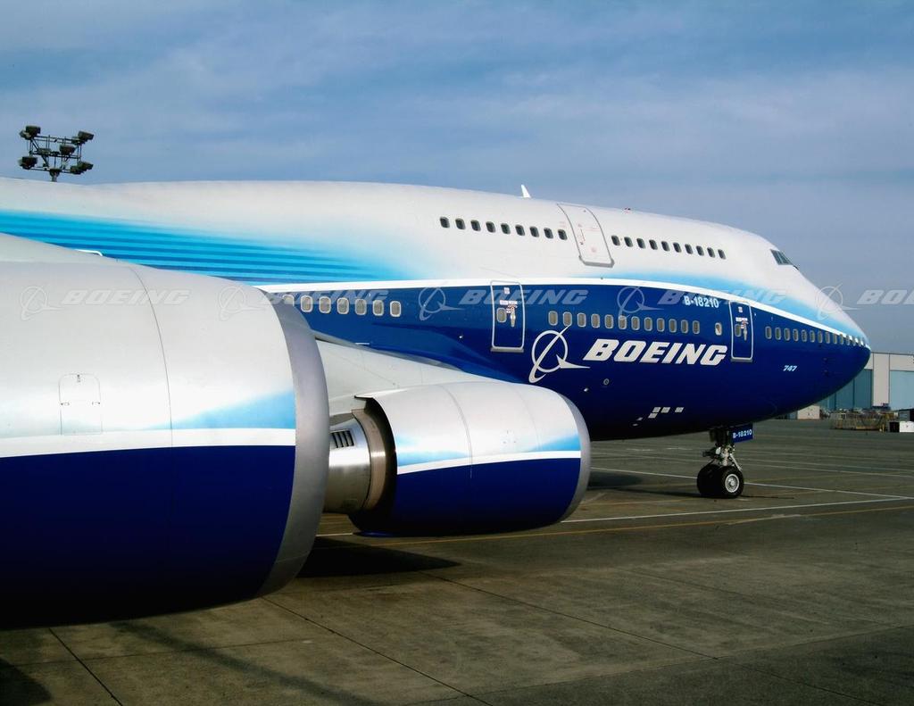 Boeing Images - 747-400 in New Blue and White Livery