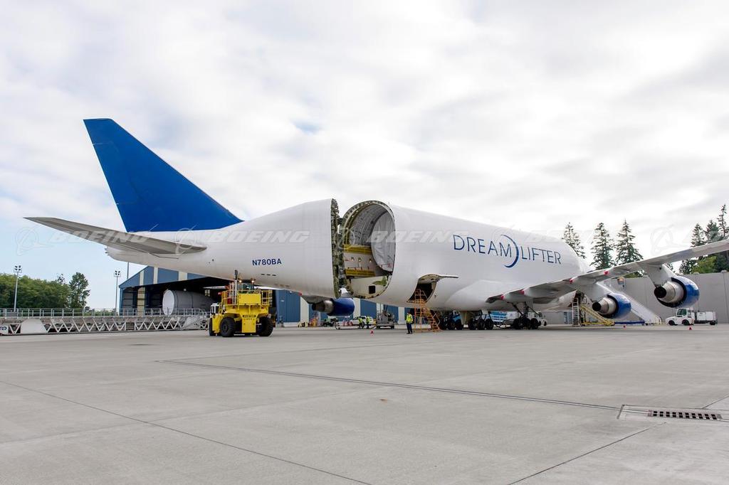 Boeing Images - Boeing Dreamlifter Unloading 787 Middle Body Sections