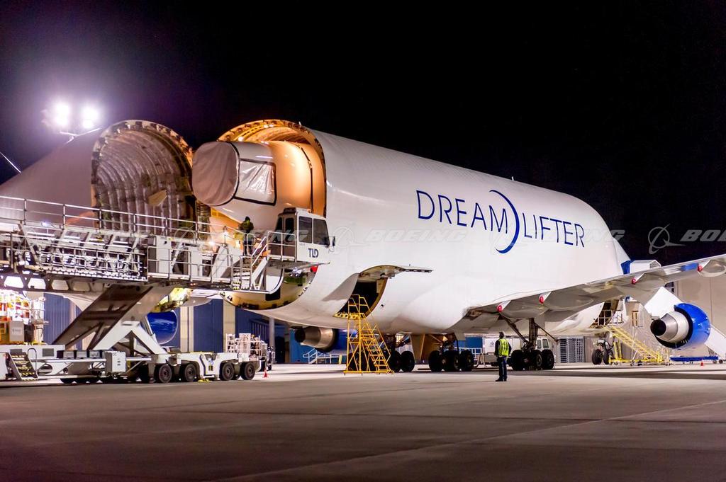 Boeing Images - Boeing Dreamlifter Unloading 787 Forward and Aft Sections