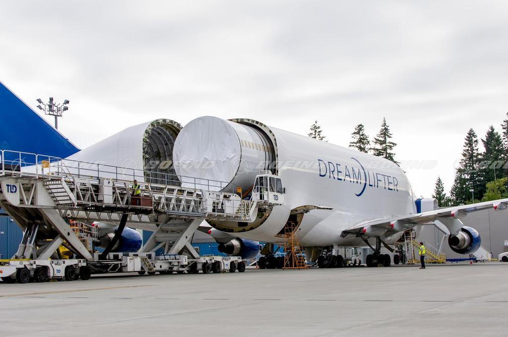 Boeing Images - Boeing Dreamlifter Unloading 787 Middle Body Sections