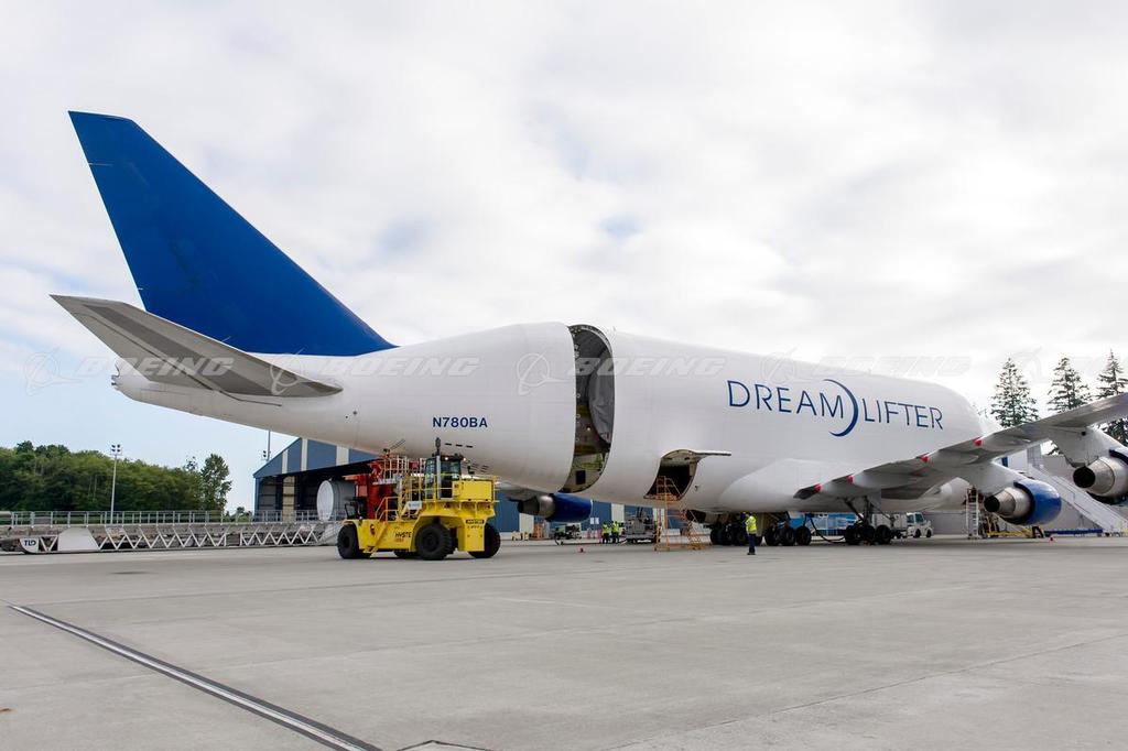 Boeing Images - Boeing Dreamlifter Unloading 787 Middle Body Sections