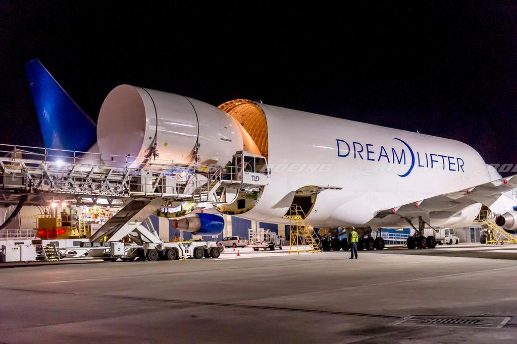 Boeing Images - Boeing Dreamlifter Unloading 787 Forward and Aft Sections