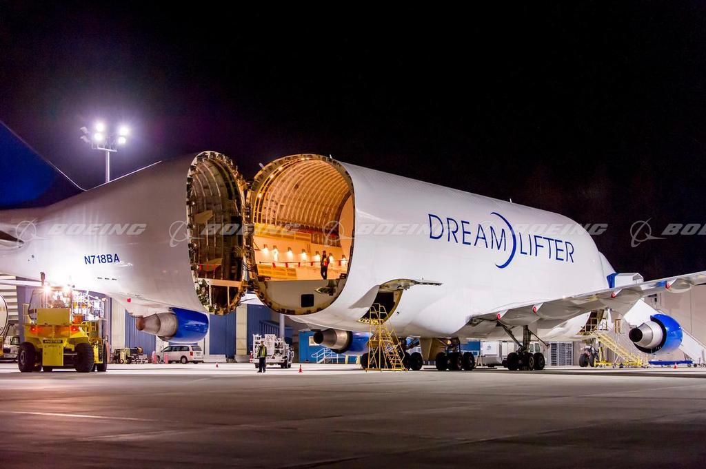 Boeing Images - Boeing Dreamlifter Unloading 787 Forward and Aft Sections