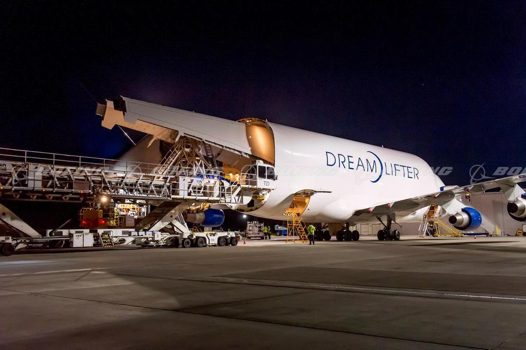 Boeing Images - Boeing Dreamlifter Unloading 787 Wings